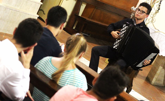 Joven talento musical de Pudahuel se perfecciona en acordeón clásico en ...